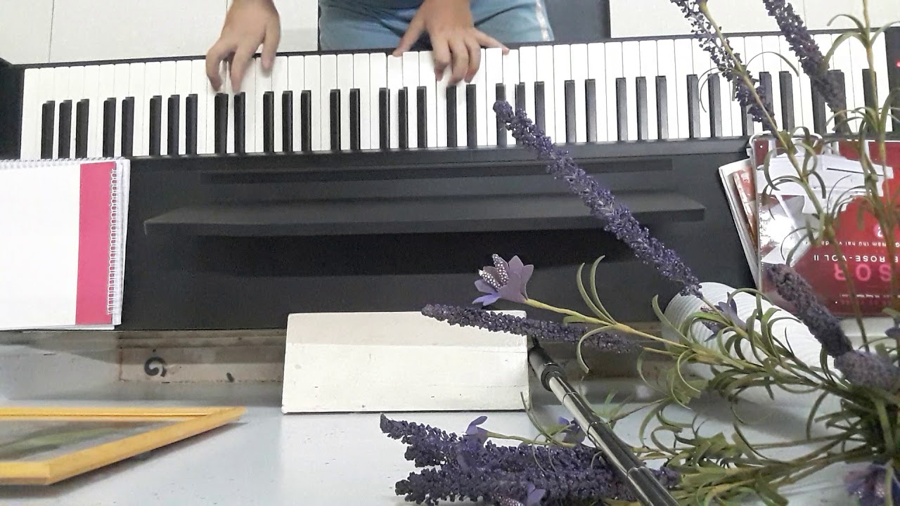 Su plays piano - YouTube
