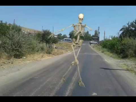 Yoldaki dev iskelet dansı