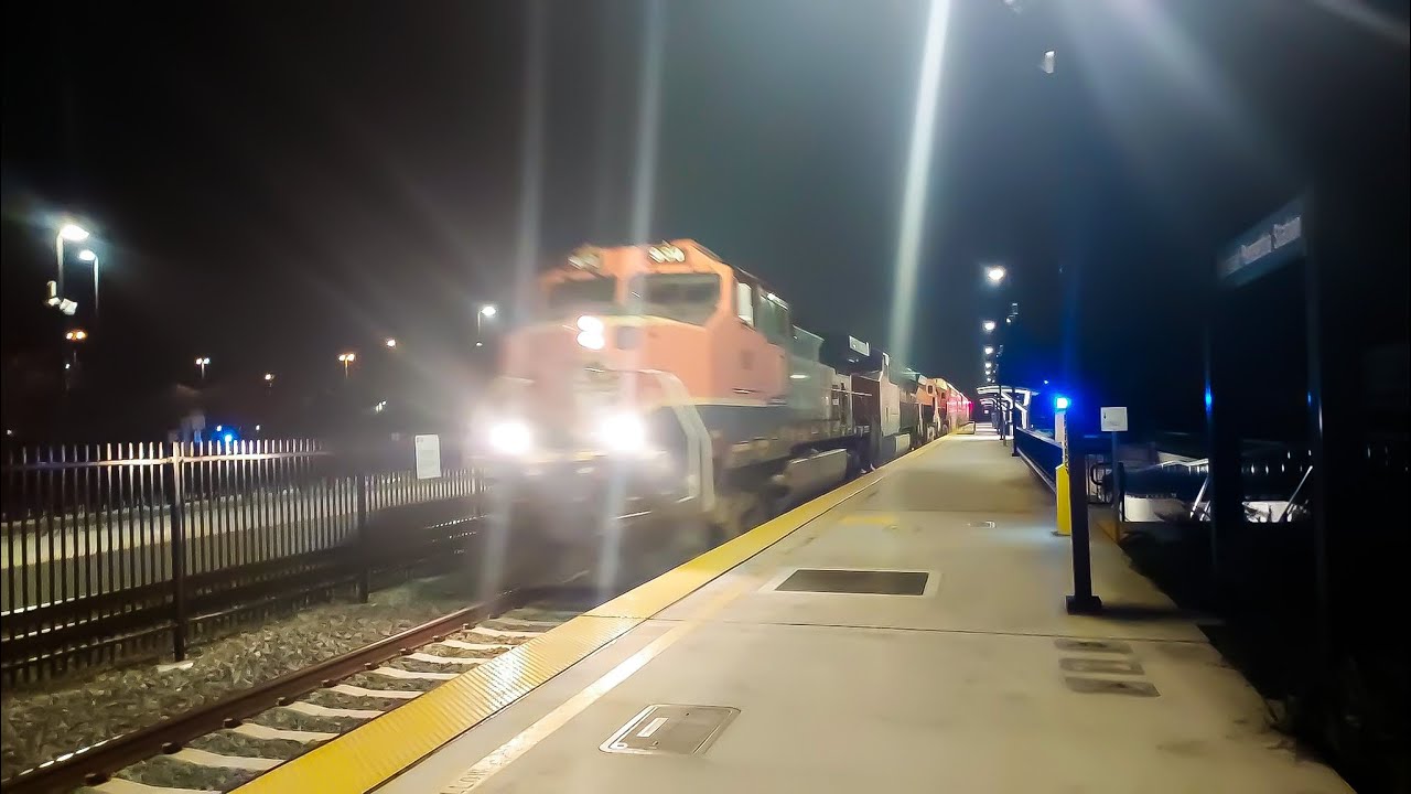 12-23-21! RARE H1 Dash 9, 980 leads northbound Autos through Poinsettia Station!! - YouTube