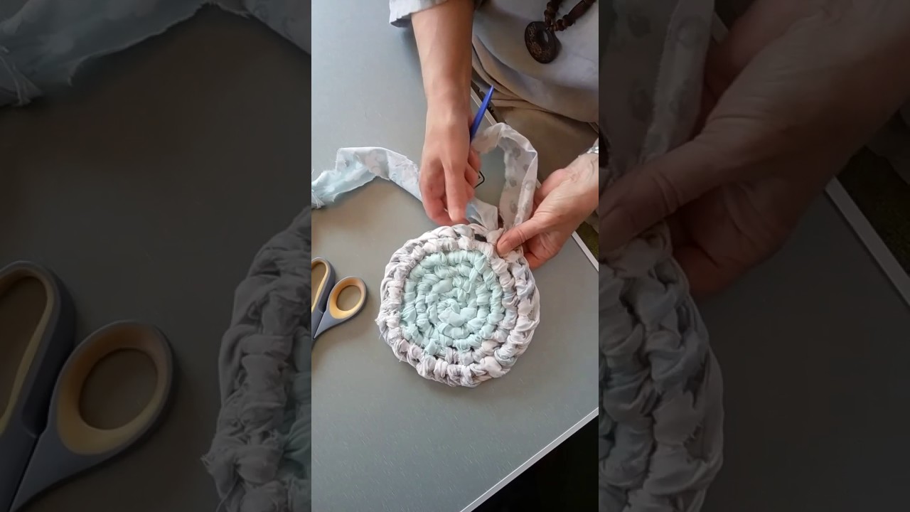 Toothbrush Rug ( basic stitch).round rug - YouTube