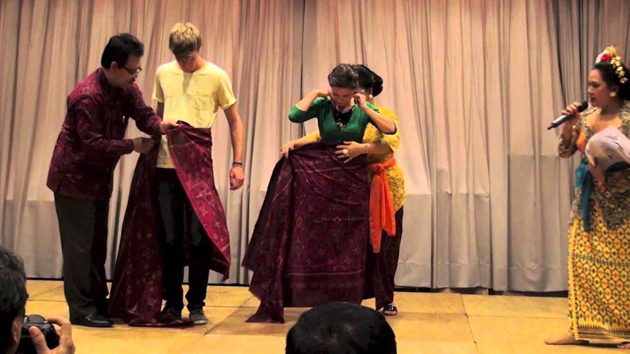Ciaaattt...how to wear sarong bali - YouTube