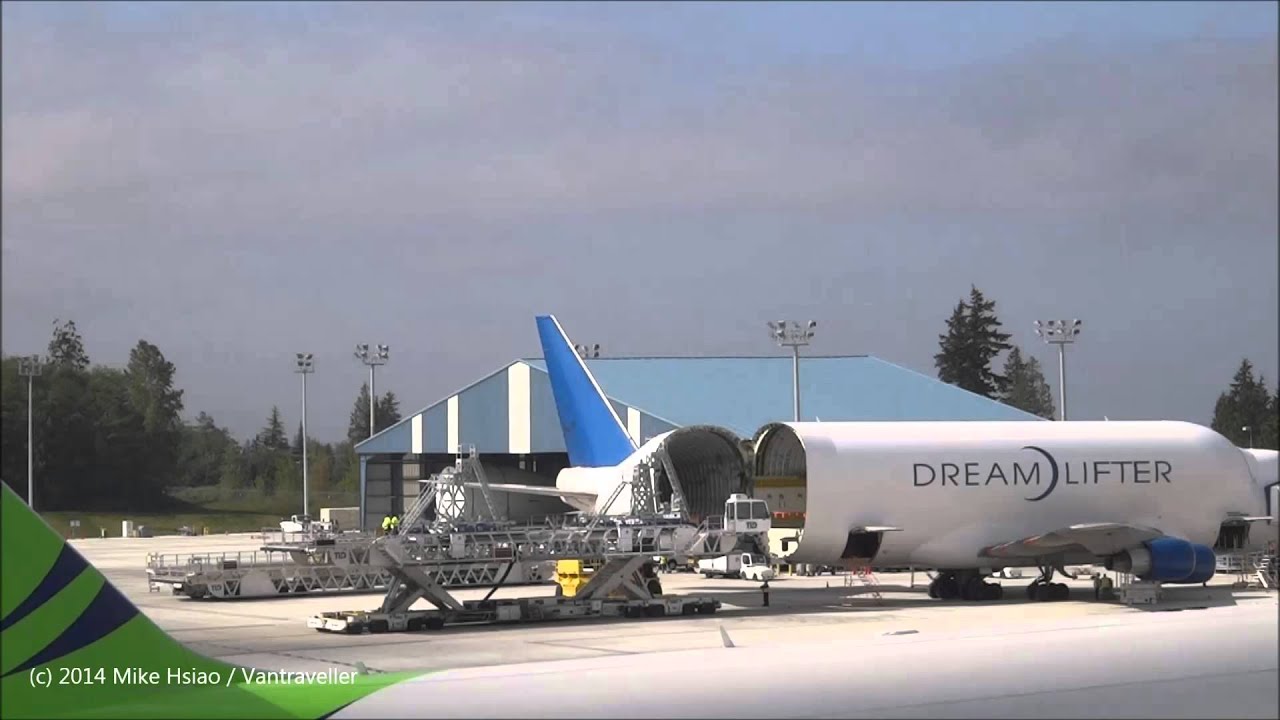 Boeing Dreamlifter landing and unloading - YouTube
