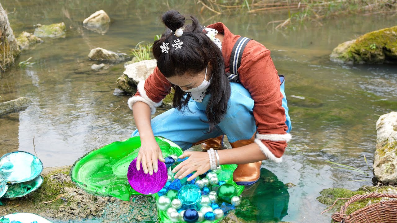 🙀A beautiful girl found a colorful clam in the wild, but she didn't ...