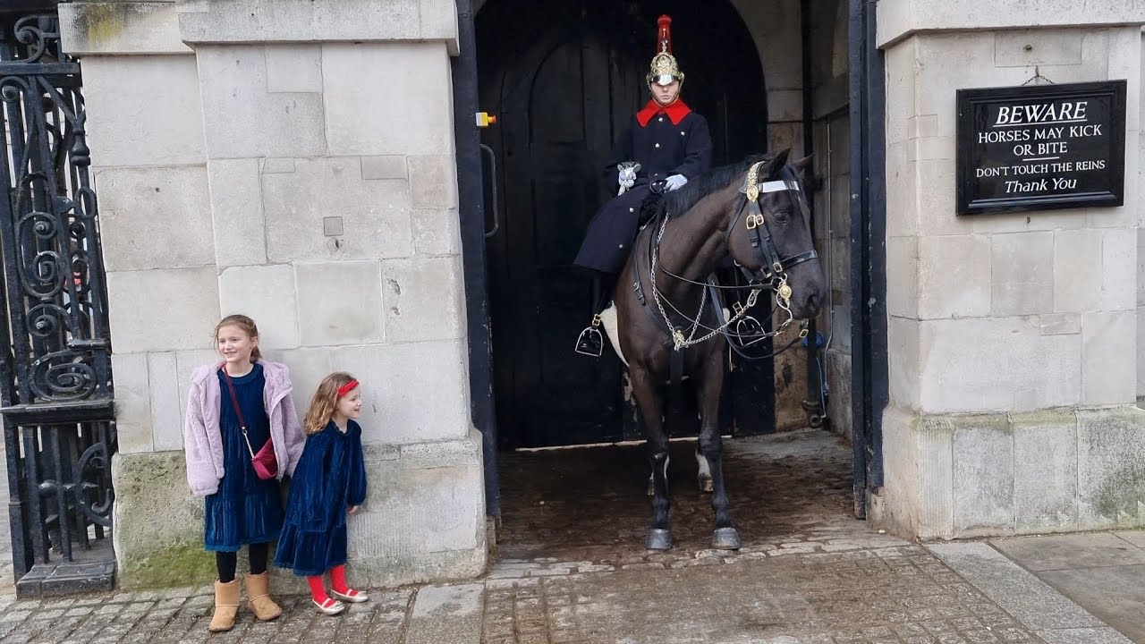 Beautiful Video of the King's Guard in London - YouTube