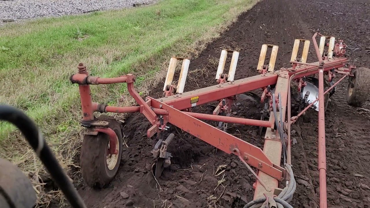 International 720 filling dead furrow. - YouTube