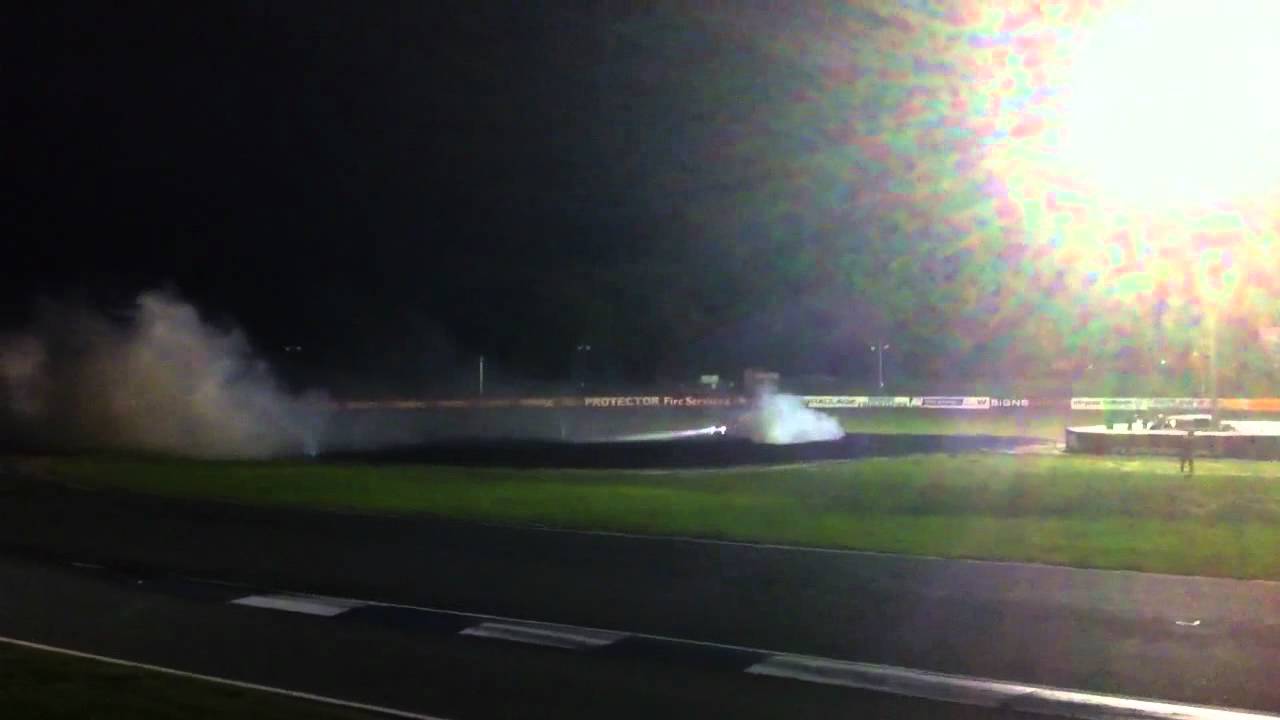 V8 Gemini burnout wanneroo raceway - YouTube