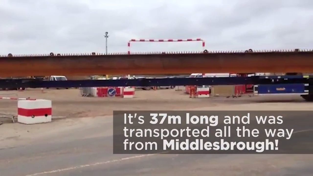The moment a GIANT beam arrives in Norfolk... - YouTube