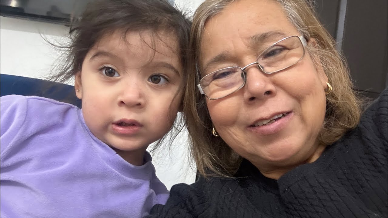 Estoy con mi Carito porque Cesy dormidita - YouTube