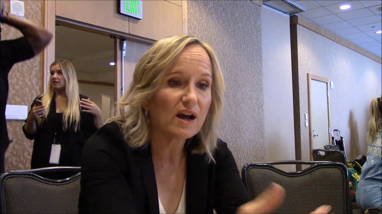 Arrow - Wendy Mericle Interview, Season 6 (Comic Con) - YouTube