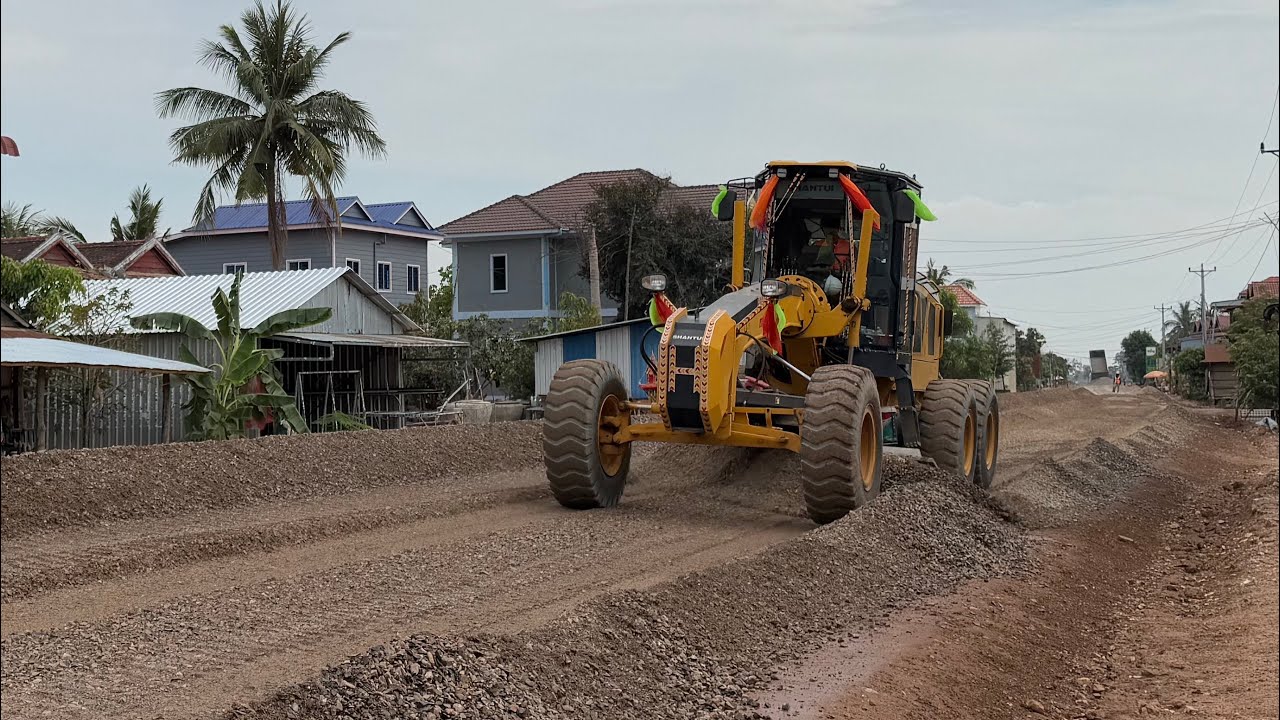 ការងារកៀរ កិន បង្ហាប់ ស្រទាប់ថ្មមិច (Grading and compaction base course ...