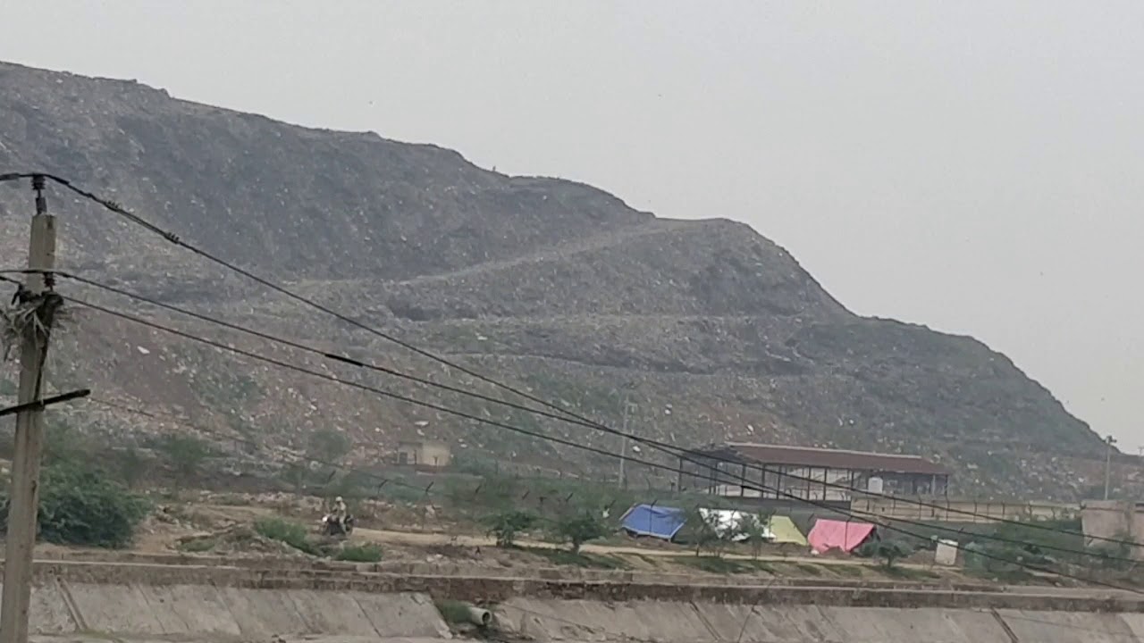 A mountain of trash - Delhi's Bhalswa landfill Aug18 - YouTube