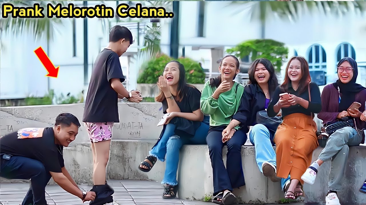 KOMPILASI PRANK MELOROTIN CELANA DI DEPAN CEWEK.. AUTO NGAKAK - YouTube