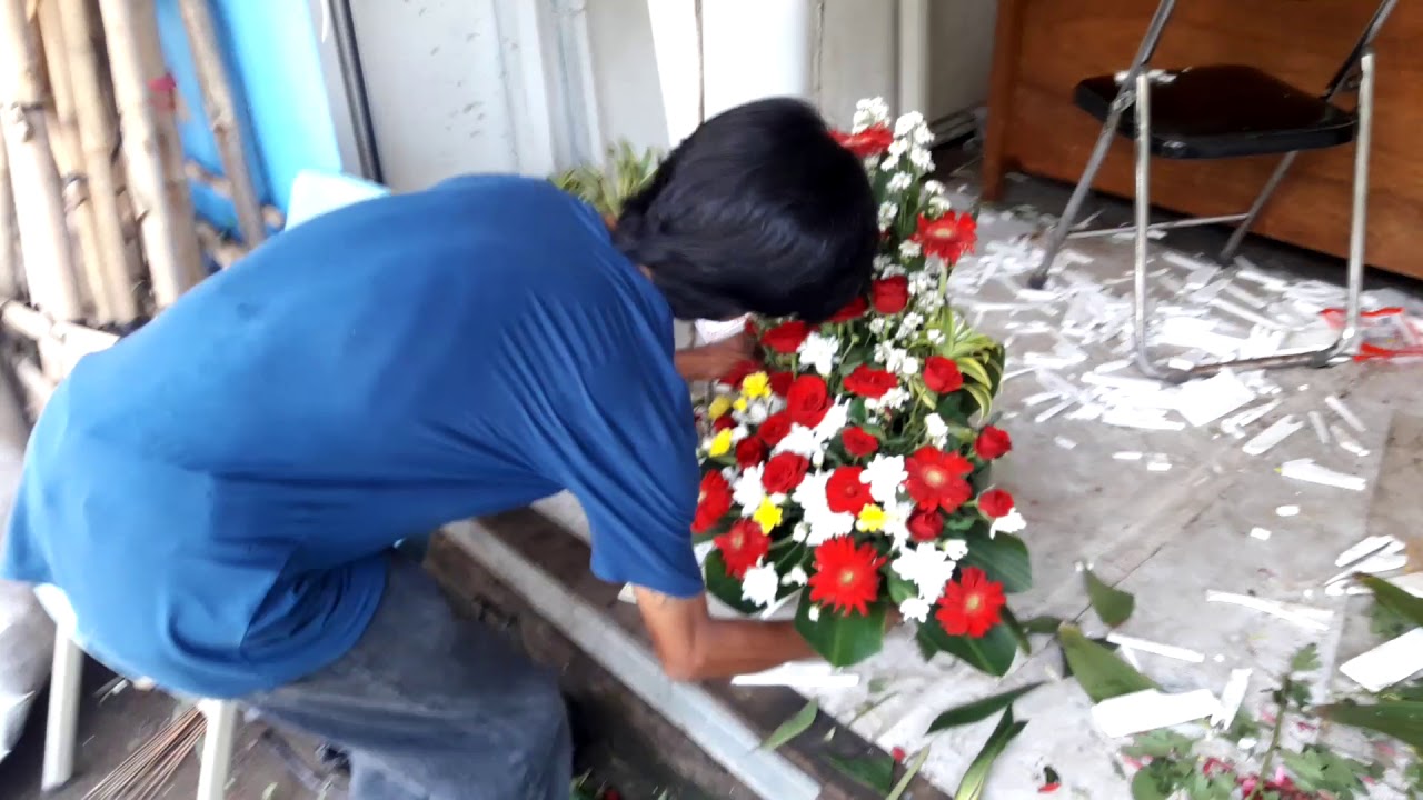 proses merangkai bunga meja part 3 - YouTube