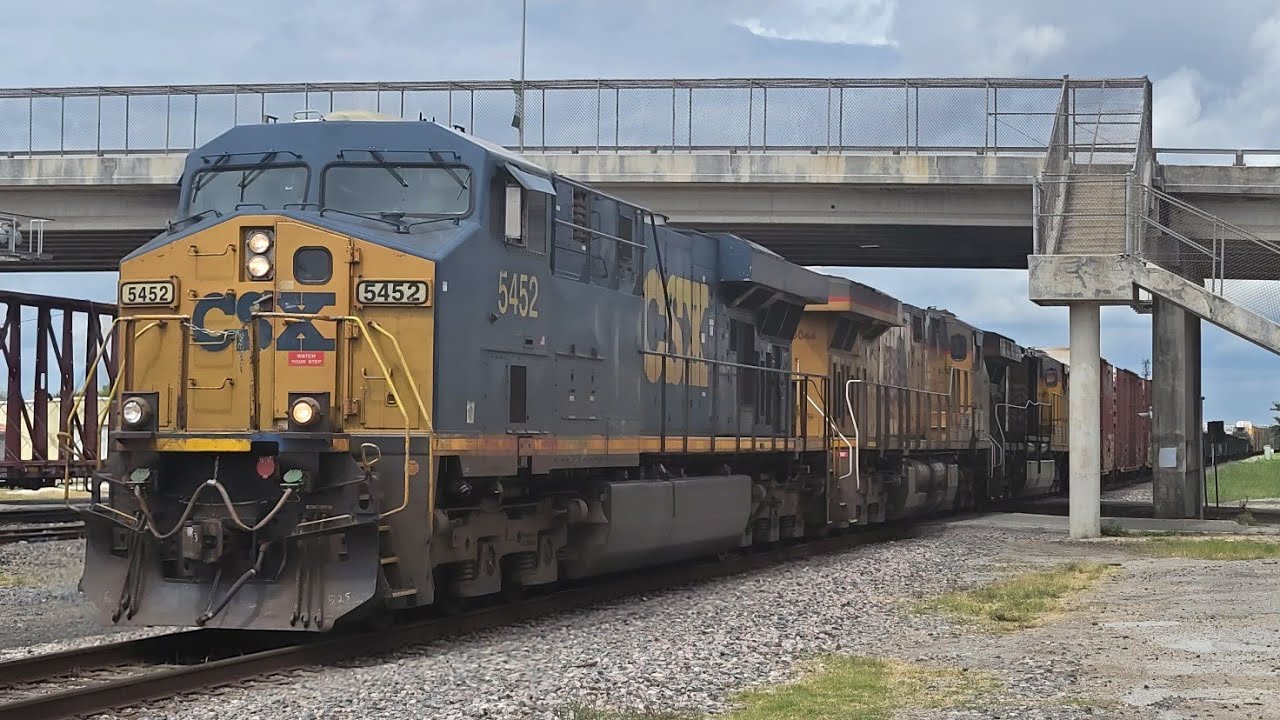 CSX 5452 leads MEGAS north through Taylor Texas - YouTube