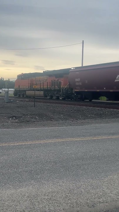 BNSF ES44C4 7084 as a DPU for a grain train in Easton. - YouTube