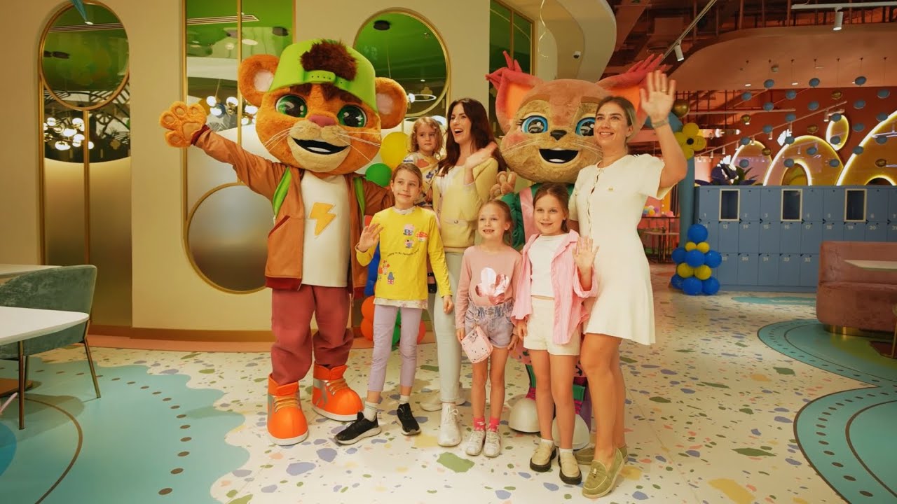 Leo & Loona Grand Opening: Yas Mall - YouTube