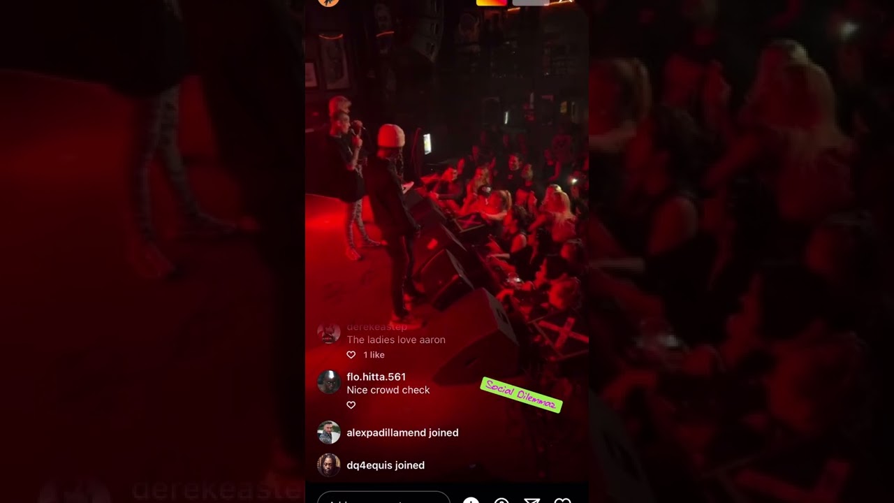 Goocheese runs across stage at Aaron’s Carter show - YouTube