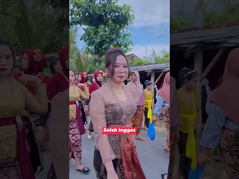 Tante cantik berkebaya. #lombokvirall #nyongkolan #gadislombok #kecimollombok #kebaya #fyp