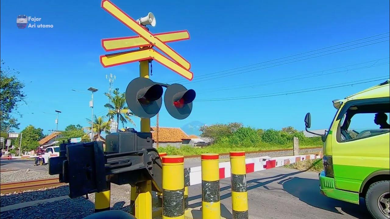 Railroad Crossing in Indonesia | Double Headed Duos Loko | Membersihkan Palang Pintu Kereta Api ...