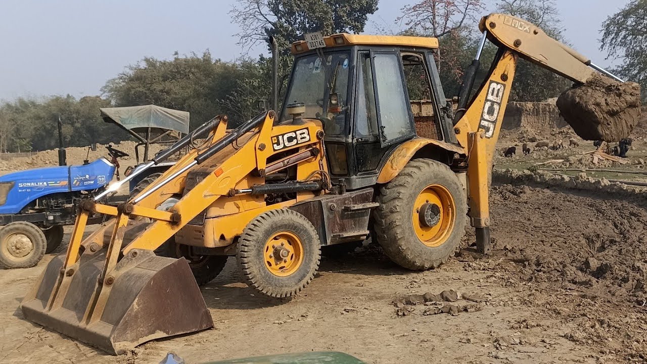 JCB 3dx Machine Loding Green Mud In Jhondeere And Sonalika Tractor With Front Loder - YouTube