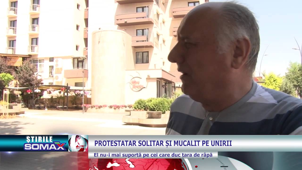 Protestatar solitar și mucalit pe Unirii - YouTube