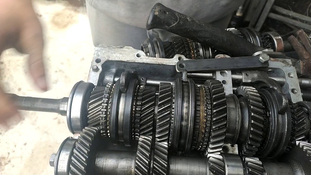Elijah our 17 year old lad explains how a 5 speed manual gearbox works ...