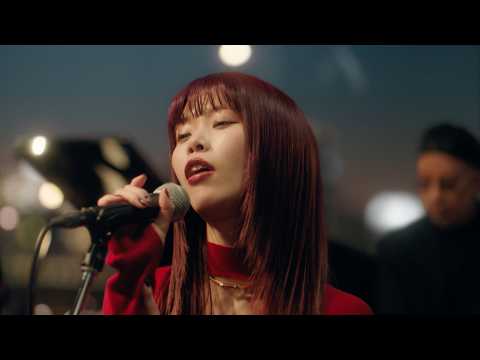 アイナ・ジ・エンド、名曲「エイリアンズ」をカバー。桜井ユキ出演！ サントリー「メーカーズマーク」新CM『異星人たち』篇