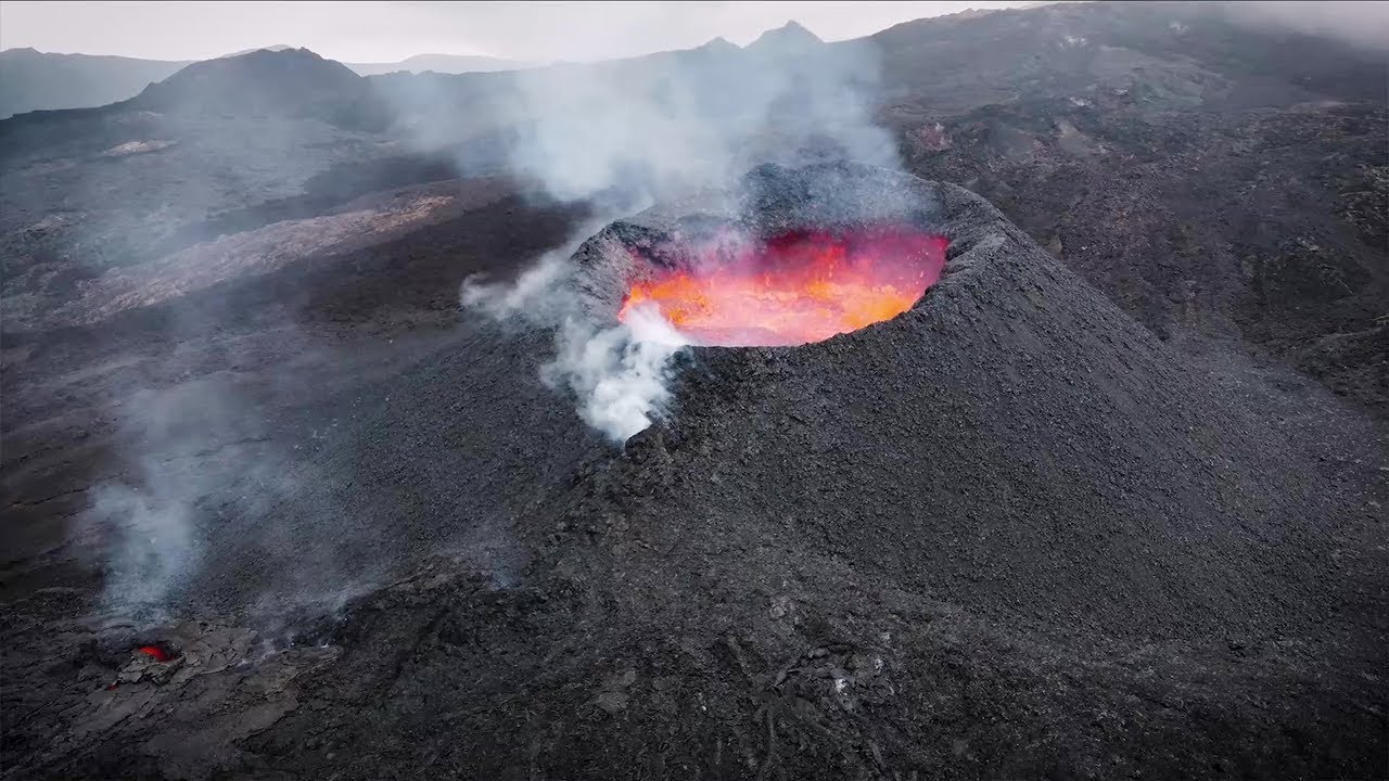 Eruption of Active Shield Volcano On Réunion Island || WooGlobe - YouTube
