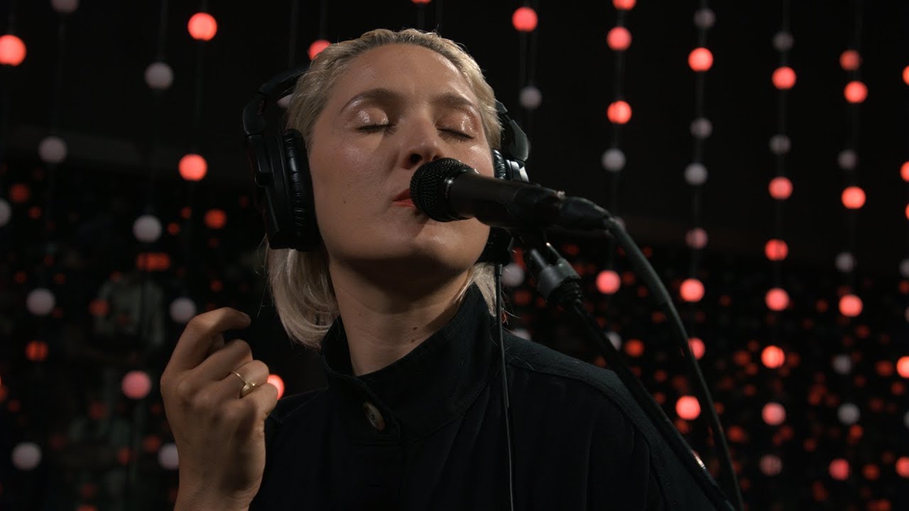 Cate Le Bon - Meet The Man (Live on KEXP) - YouTube