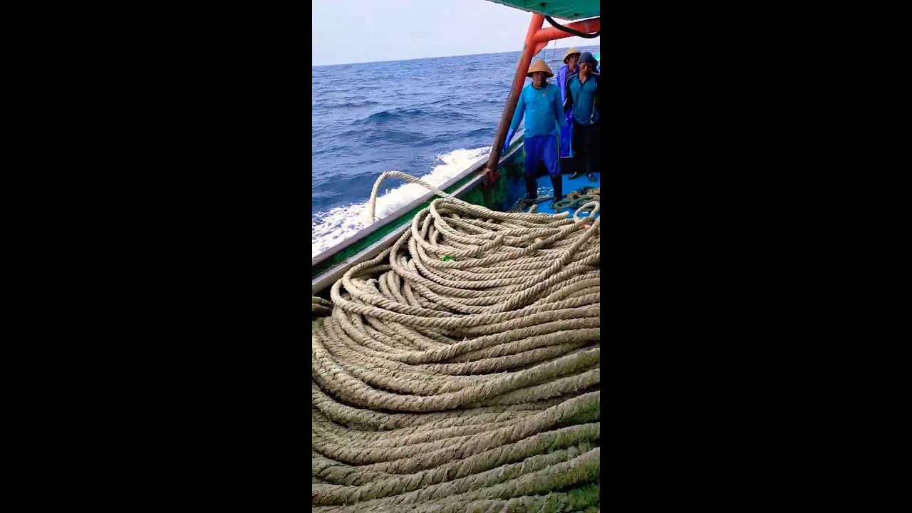 Proses pembuangan jaring/payang saat lg tawur. - YouTube