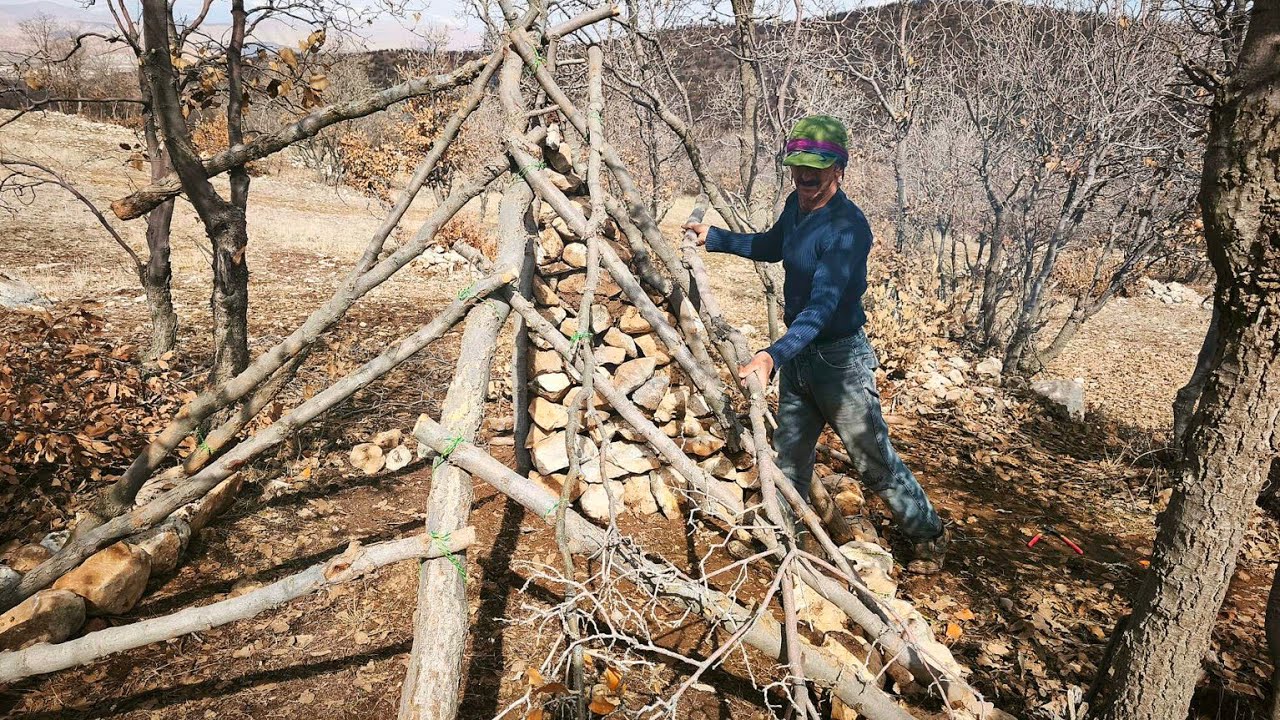 Building a Warm & Safe Hut with a Fireplace | Bushcraft in Cold & Rainy ...
