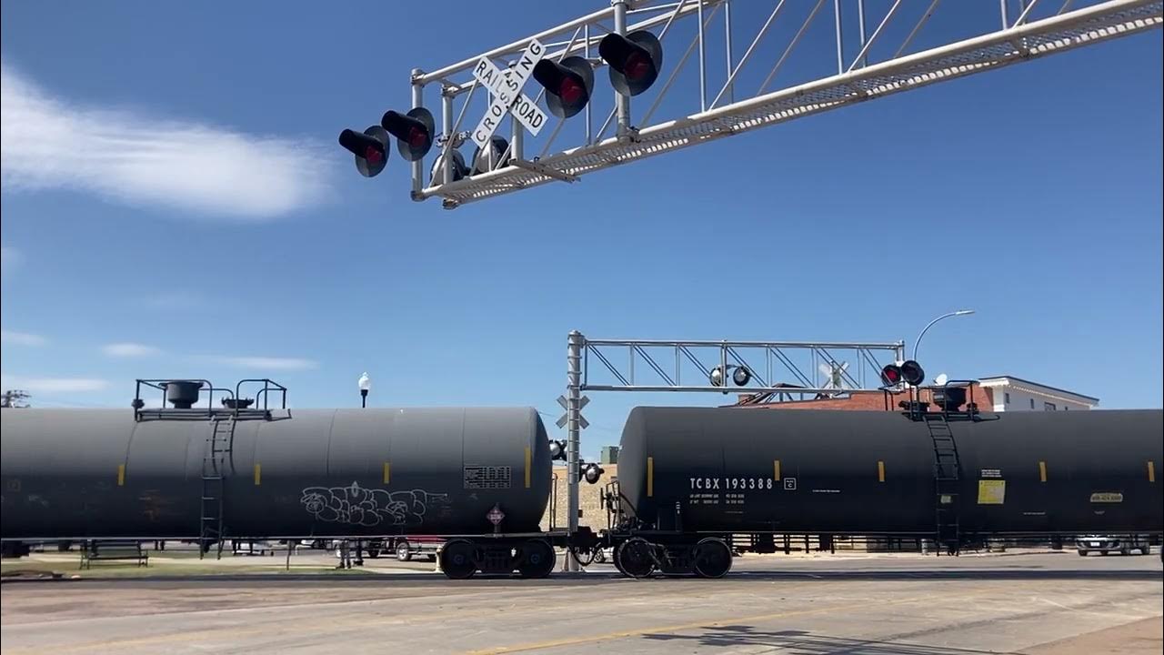 Central Avenue railroad crossing, UP 2663 Manifest, Le Mars, IA - YouTube