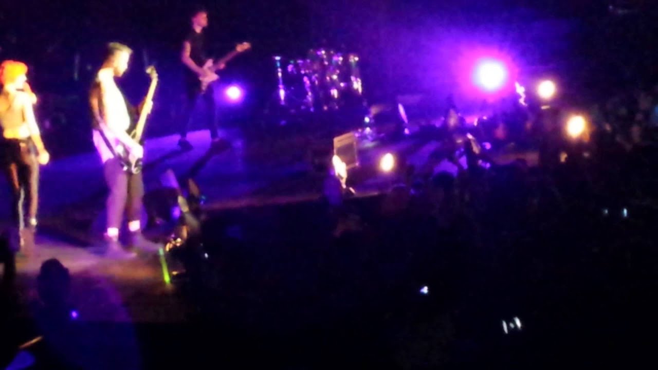 Paramore - Misery Business Live - Brisbane Jan 2014 - YouTube