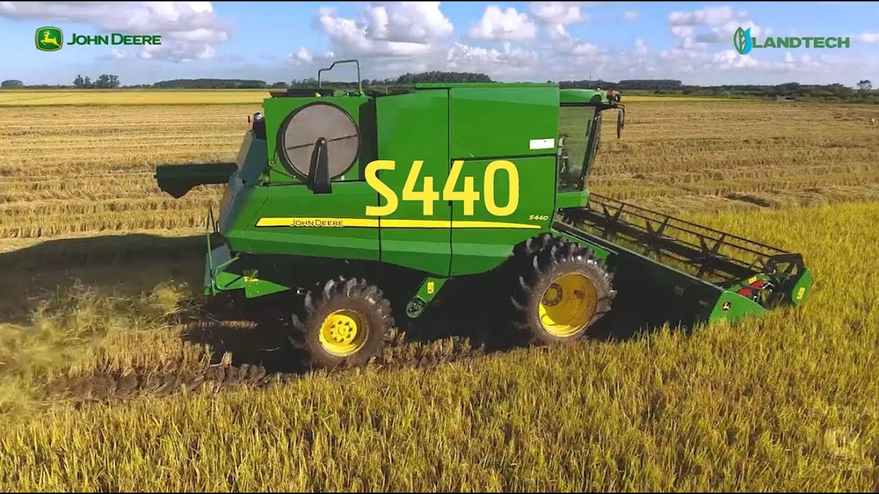 John Deere S440 - YouTube