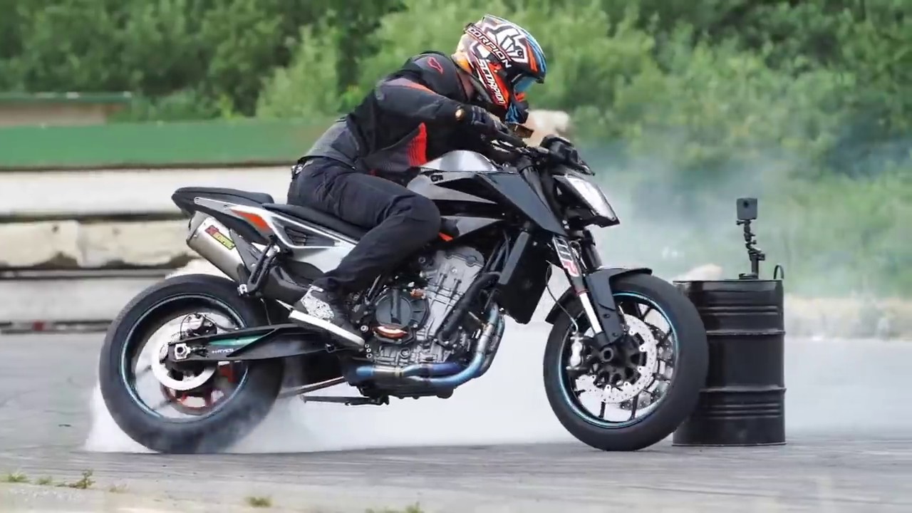 KTM 790 VS 390 STUNT AND DRIFT - YouTube