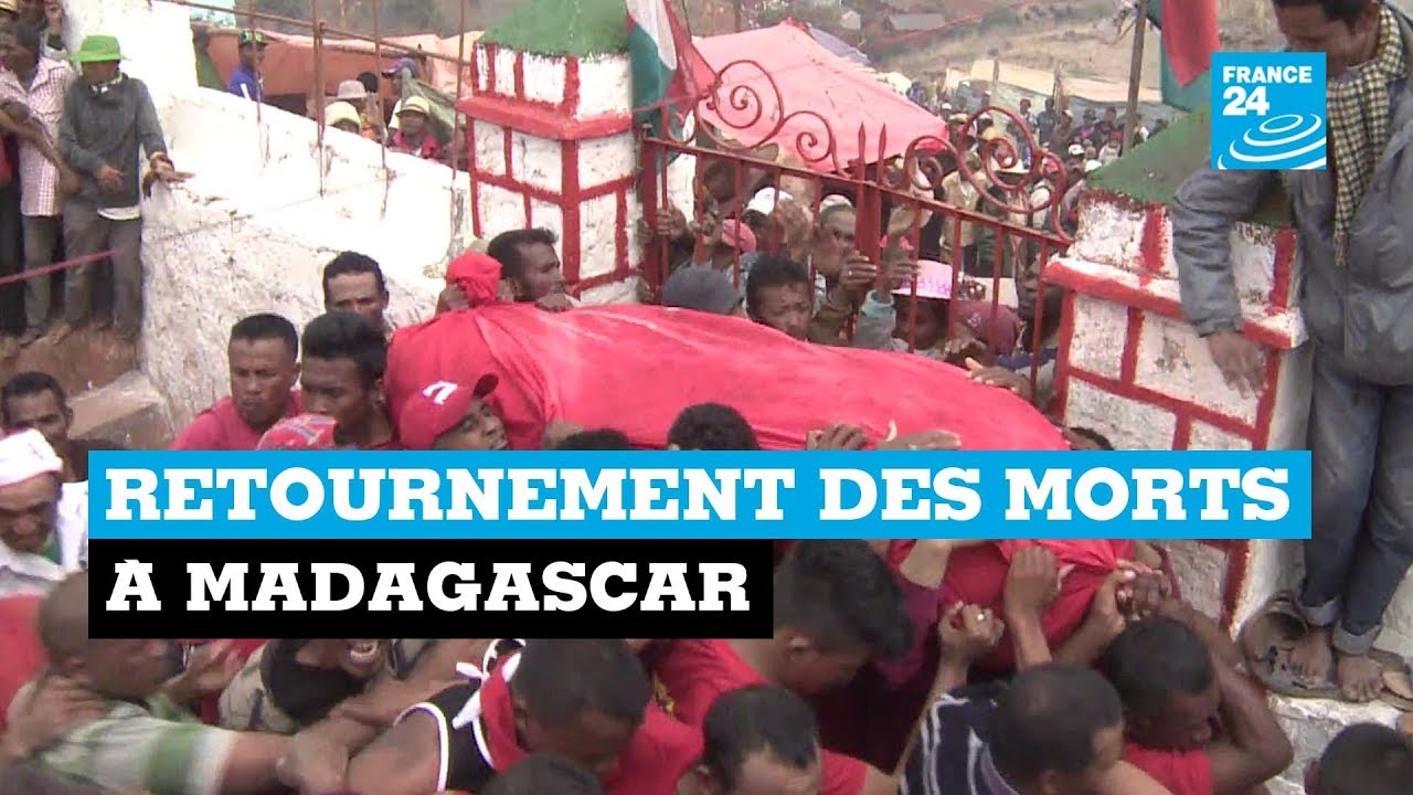Madagascar : le rite de retournement des morts - YouTube
