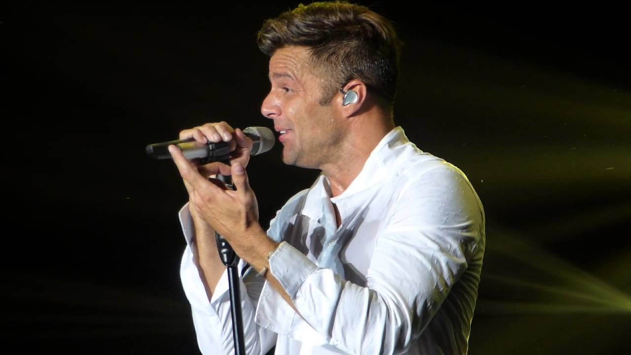 Ricky Martin singing Fuego contra Fuego @ Mendoza - Feb. 27th, 2016 ...