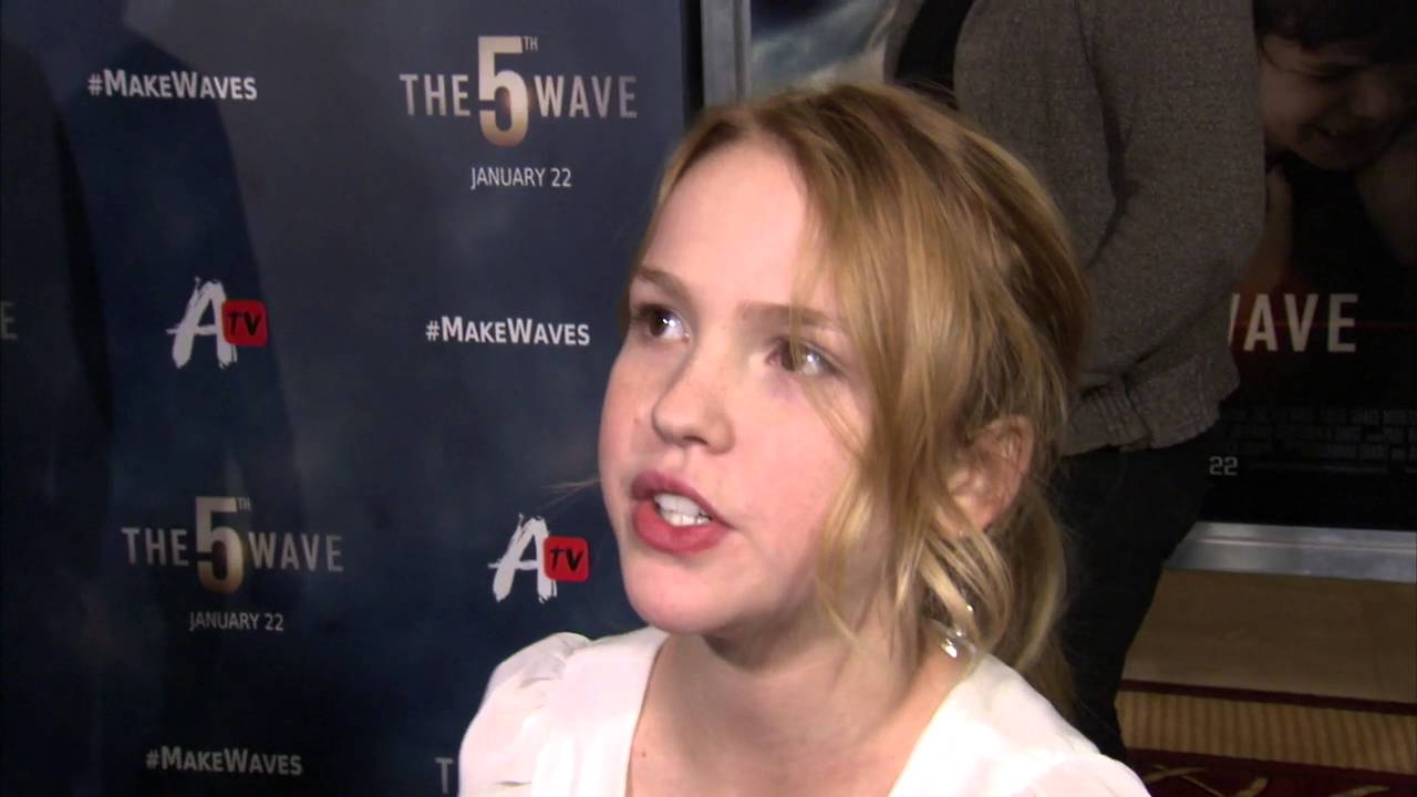 The 5th Wave: Talitha Bateman "Teacup" Red Carpet Movie Interview ...