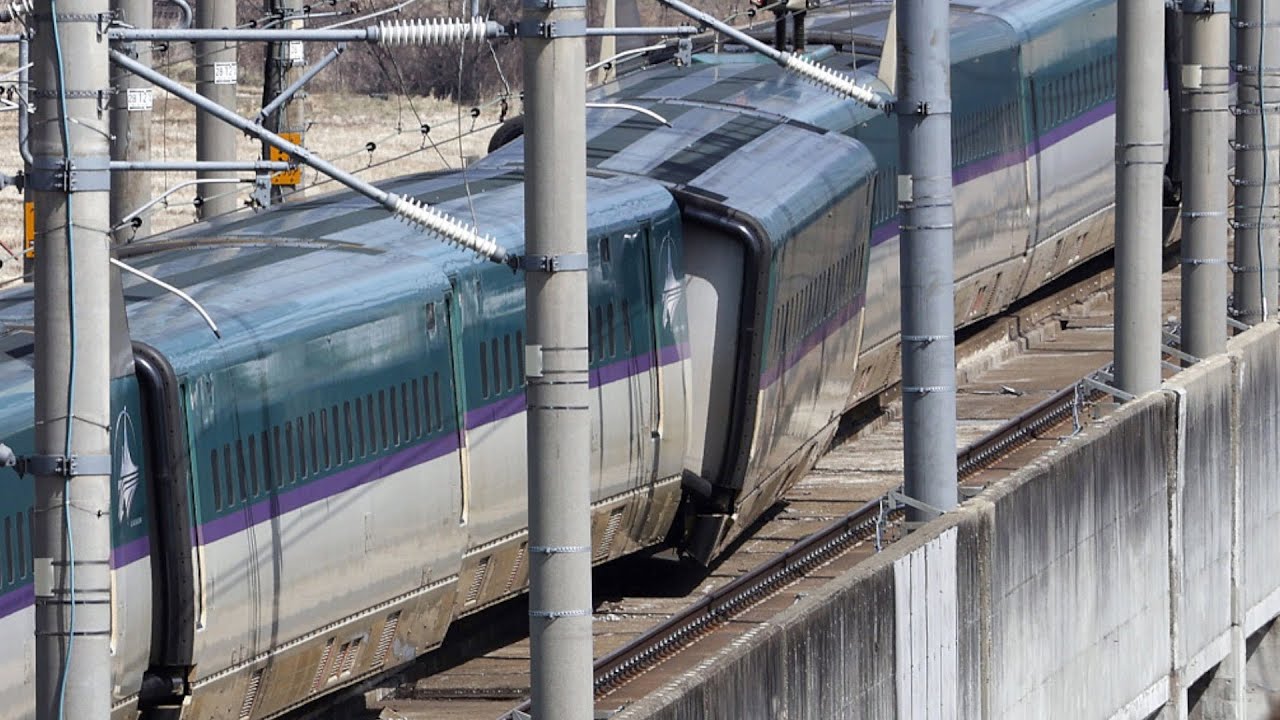 Japan's bullet train derails after strong quake - YouTube
