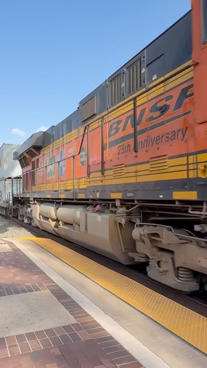 BNSF westbound with a 25th anniversary unit cruising through Fullerton #train #bnsf - YouTube