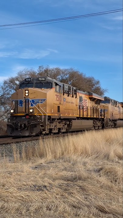 UP 7510 leads a westbound intermodal train through Nampa - YouTube