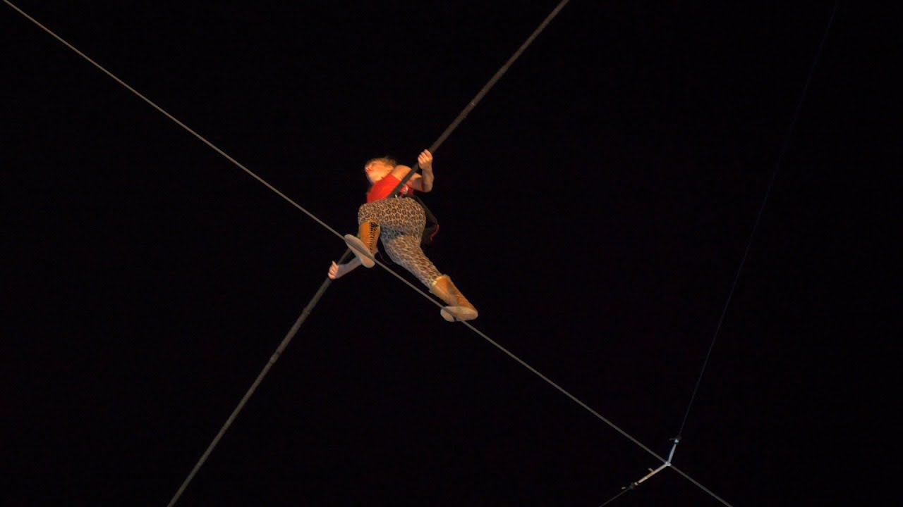Une funambule au festival d'Aurillac 2022 - YouTube