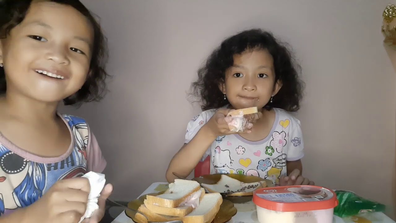 Membuat Roti Es Pakai Roti Tawar, Es Krim, dan Meises - YouTube