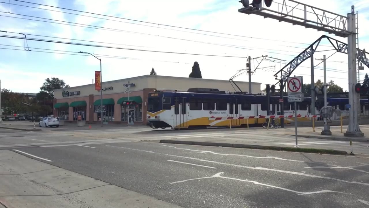 Broadway Railroad Crossing, Sacramento Light Rail Blue Line Inbound ...