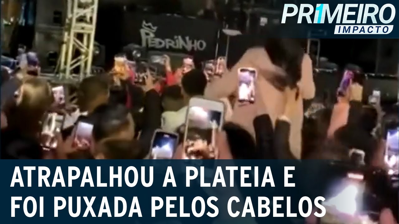 Impedindo a plateia de ver show, mulher é jogada no chão pelos cabelos ...