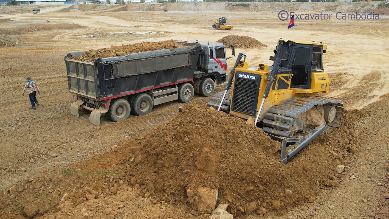 អាប៊ុលរុញដី ឡានបែនយីឌុបចាក់ដី - Bulldozer pushing dirt with skills ...