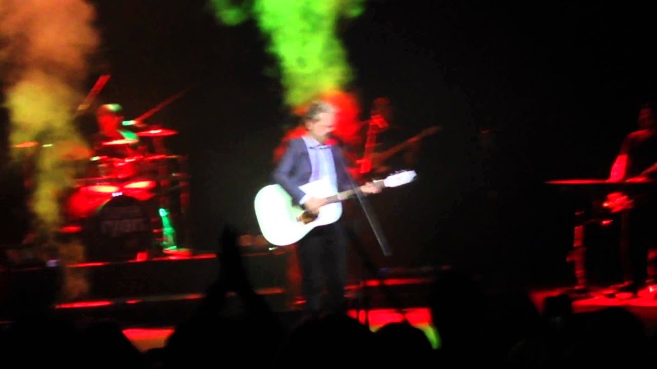 Wake me up by Derek Ryan live Olympia - YouTube