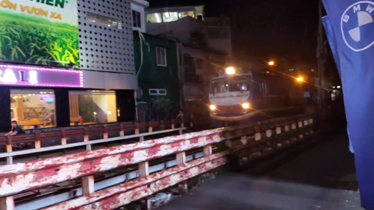 [180] 4 chuyến tàu khách đi và về Sài Gòn trong buổi tối Chủ Nhật (11/6 ...