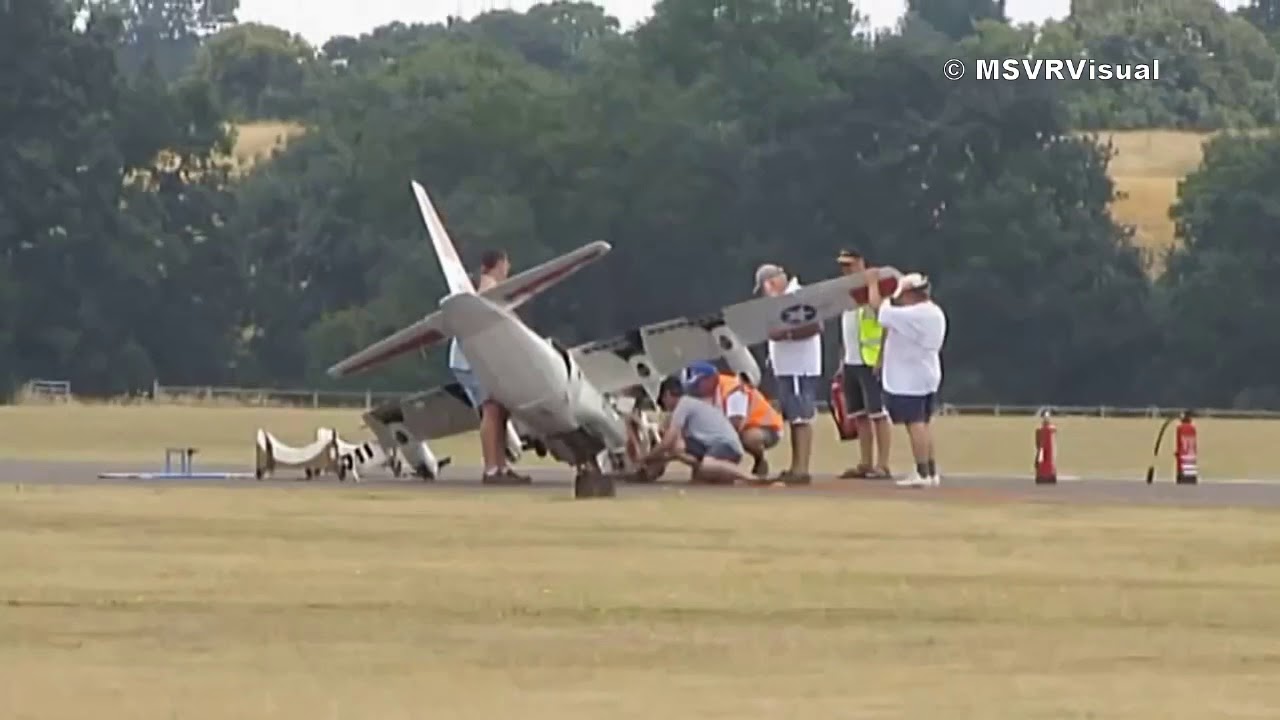 Large Model Plane Crash at RAF Cosford Air Show - YouTube