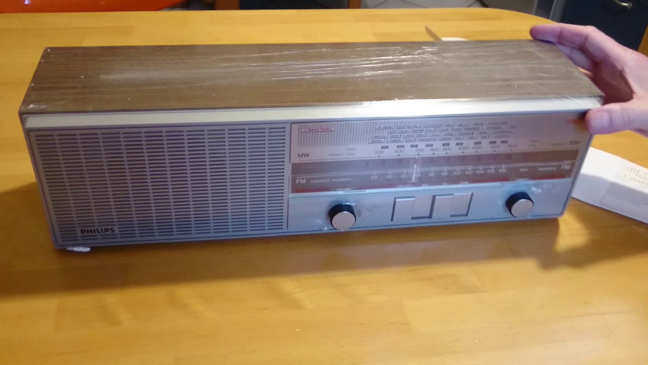 Unboxing a 1980 (?) Philips D2500 Am/Fm radio. - YouTube